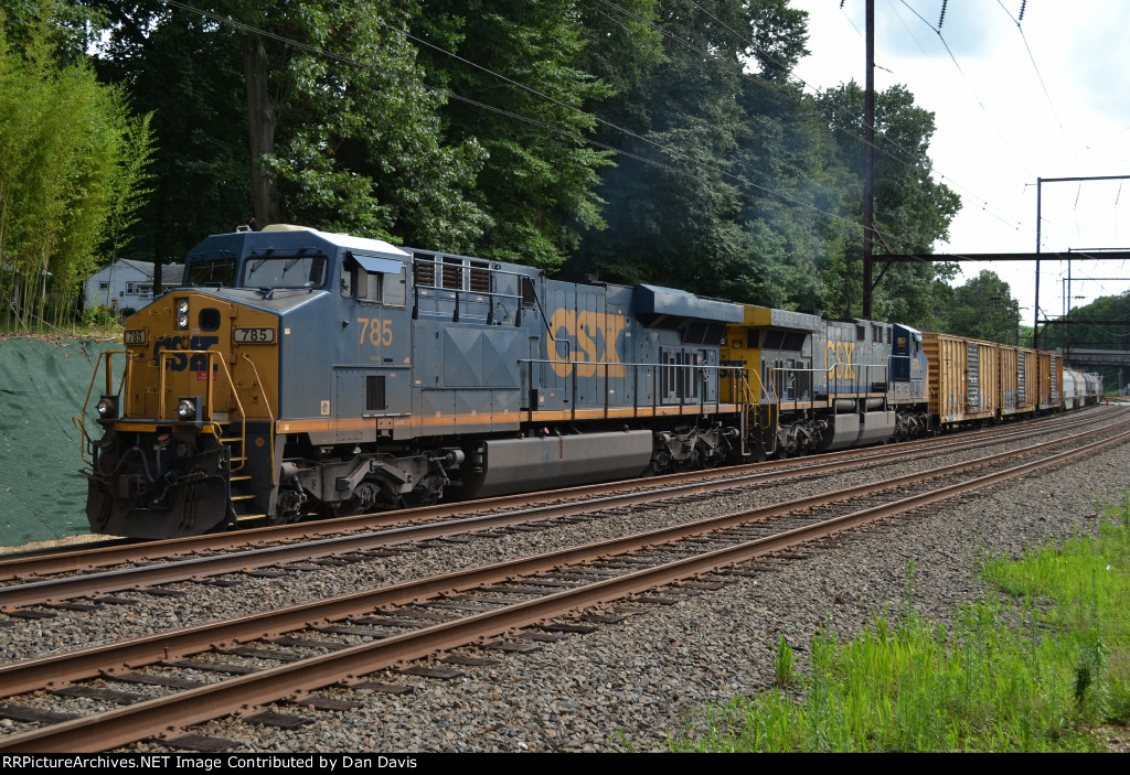 CSX ES44AH 785 leads Q418-02